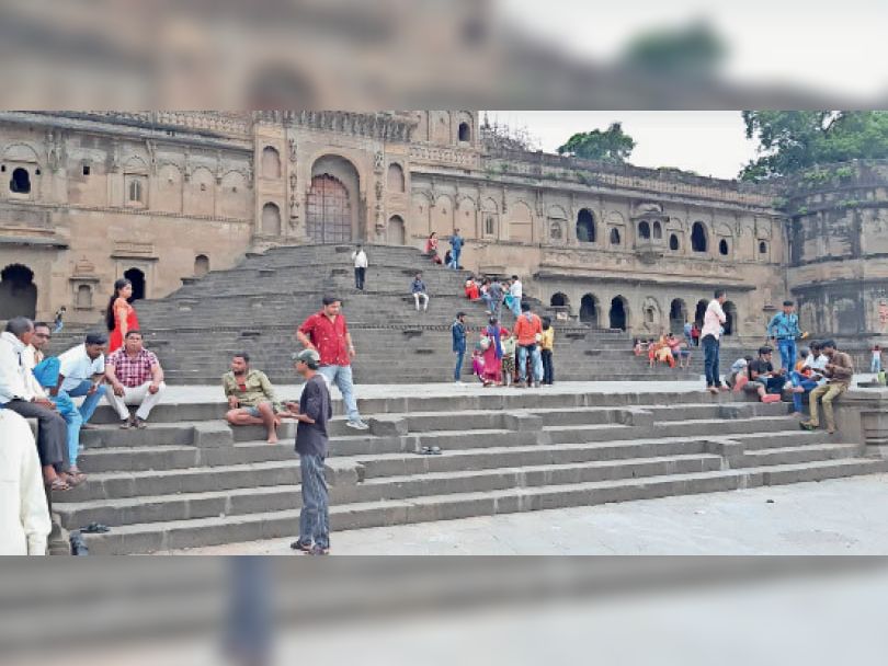 अहिल्या किला गेट बंद, घाटों पर दिखे पर्यटक | Ahilya fort gate closed ...
