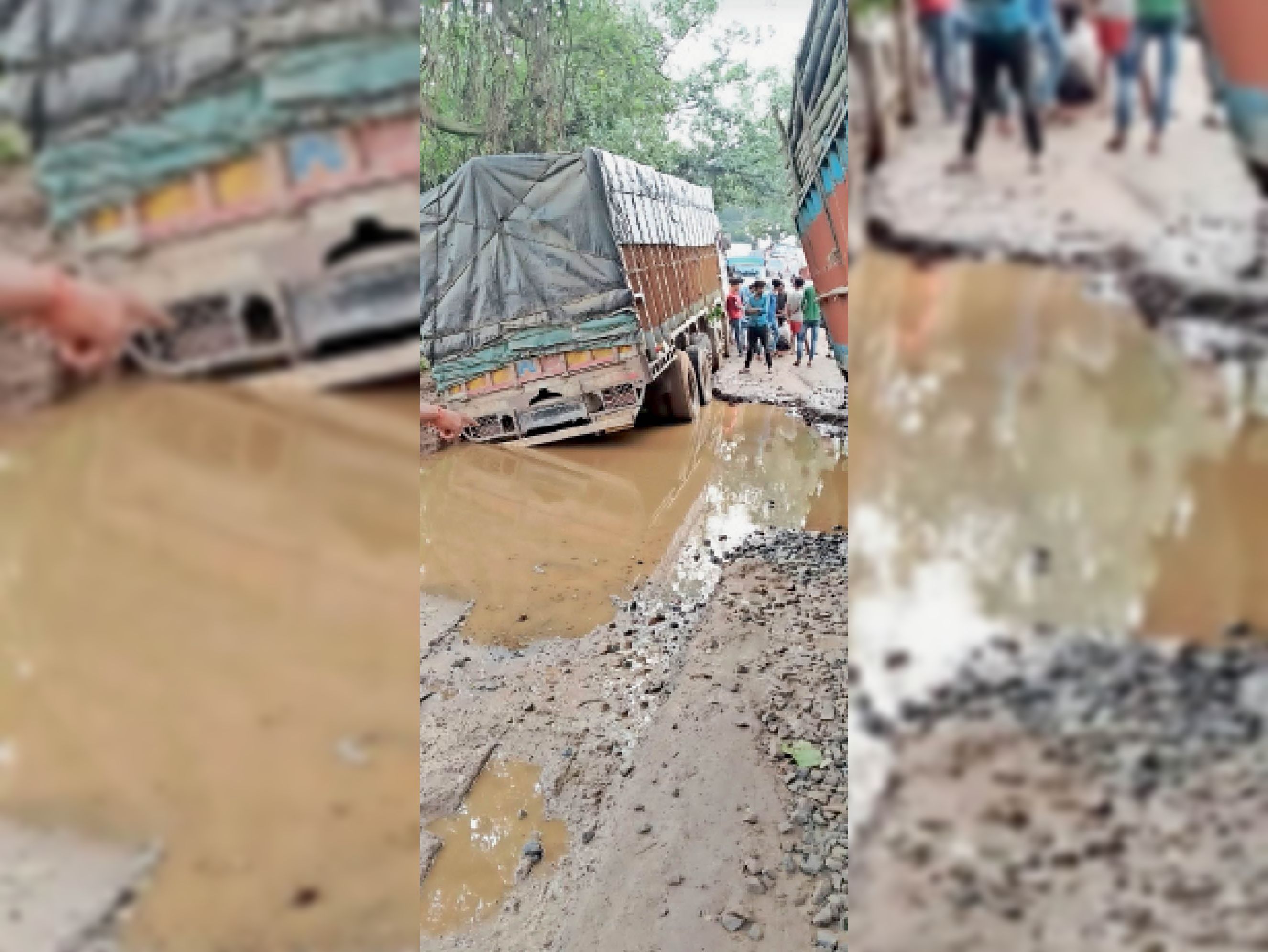 Truck stuck in pit, 12 hours road jam, driver remained upset | परेशानी ...