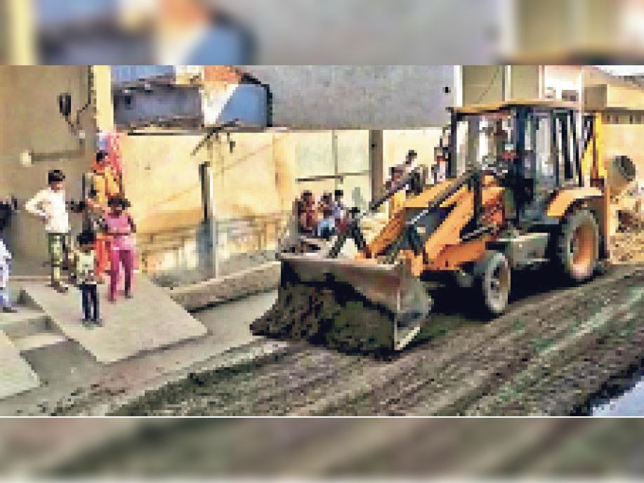 Bulldozer run on inferior construction of municipality in Mahawa ...