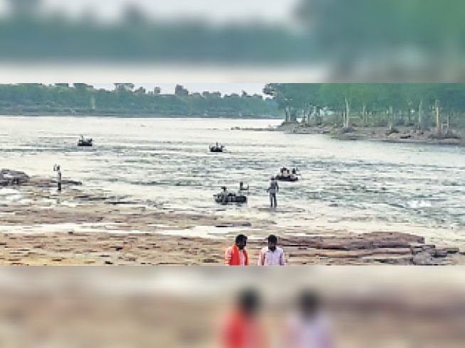 Waiting for the accident .. Boats running in the fast flow of Parvati ...