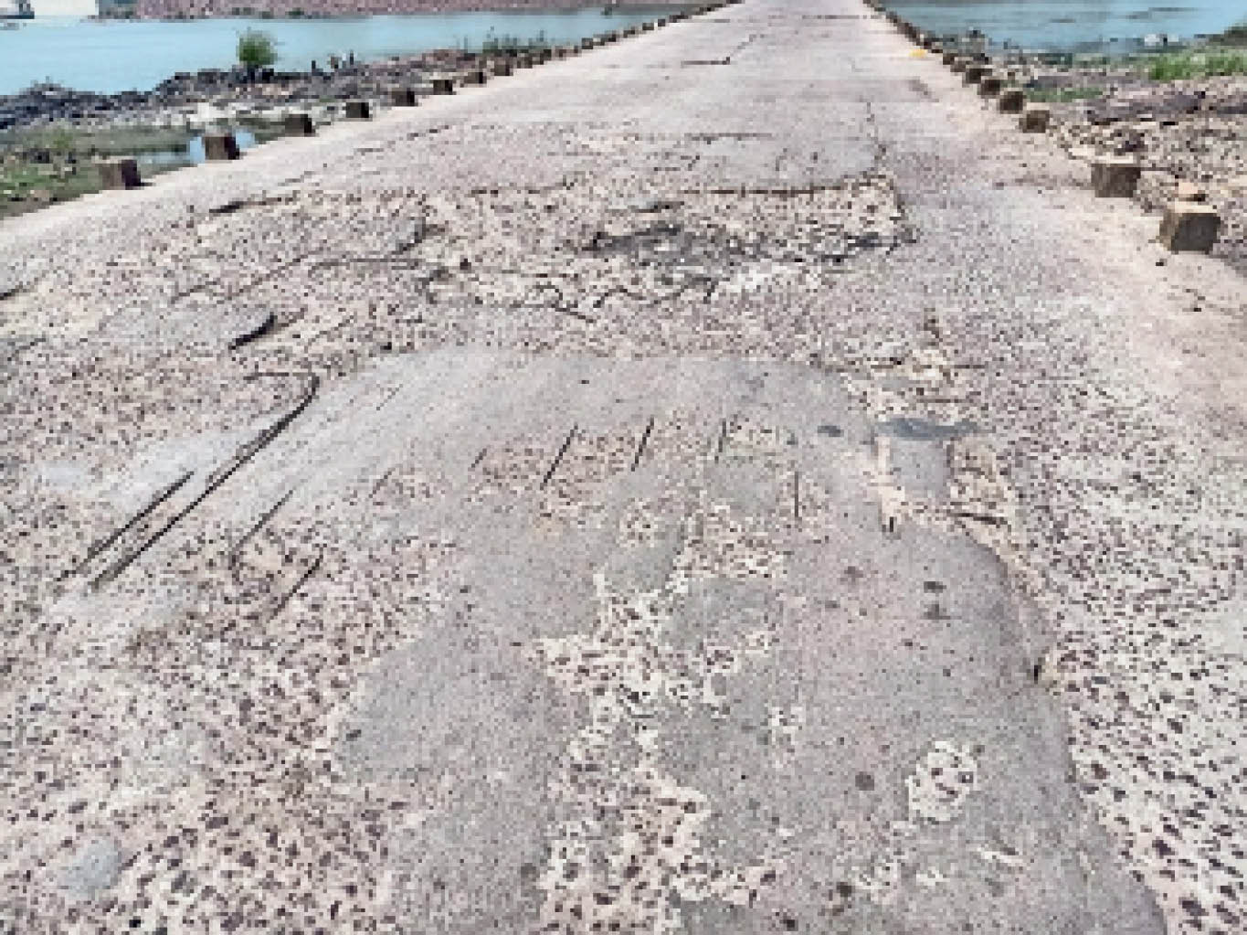 Condition of Rajghat bridge connecting MP and UP is poor, pits on the ...
