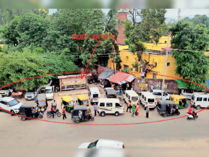 Auto and Tata Magic occupy bus stop, riders on road | प्रशासन की अनदेखी ...