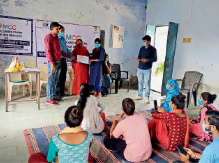 Manjari Foundation distributed certificates to youth | युवाओं को वितरित ...