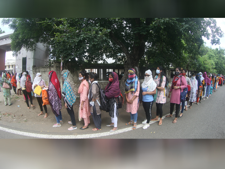 Long queues of students to submit copies; 12 counters also fell short ...