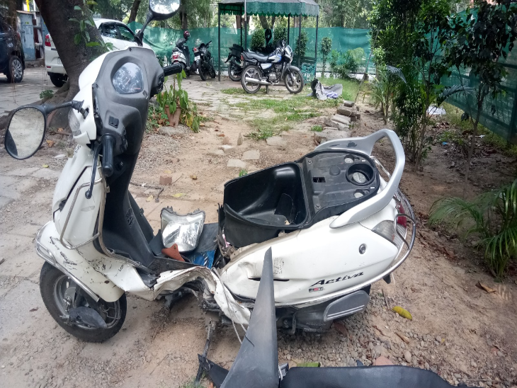 A tremendous fight in the Activa and the Brija car; Activa-ridden young ...