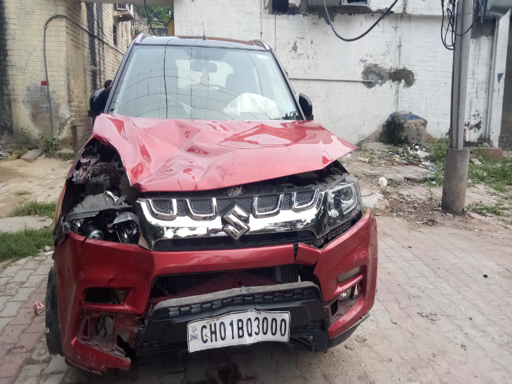 A tremendous fight in the Activa and the Brija car; Activa-ridden young ...