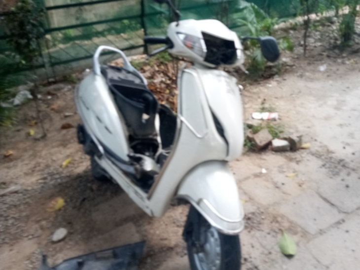 A tremendous fight in the Activa and the Brija car; Activa-ridden young ...
