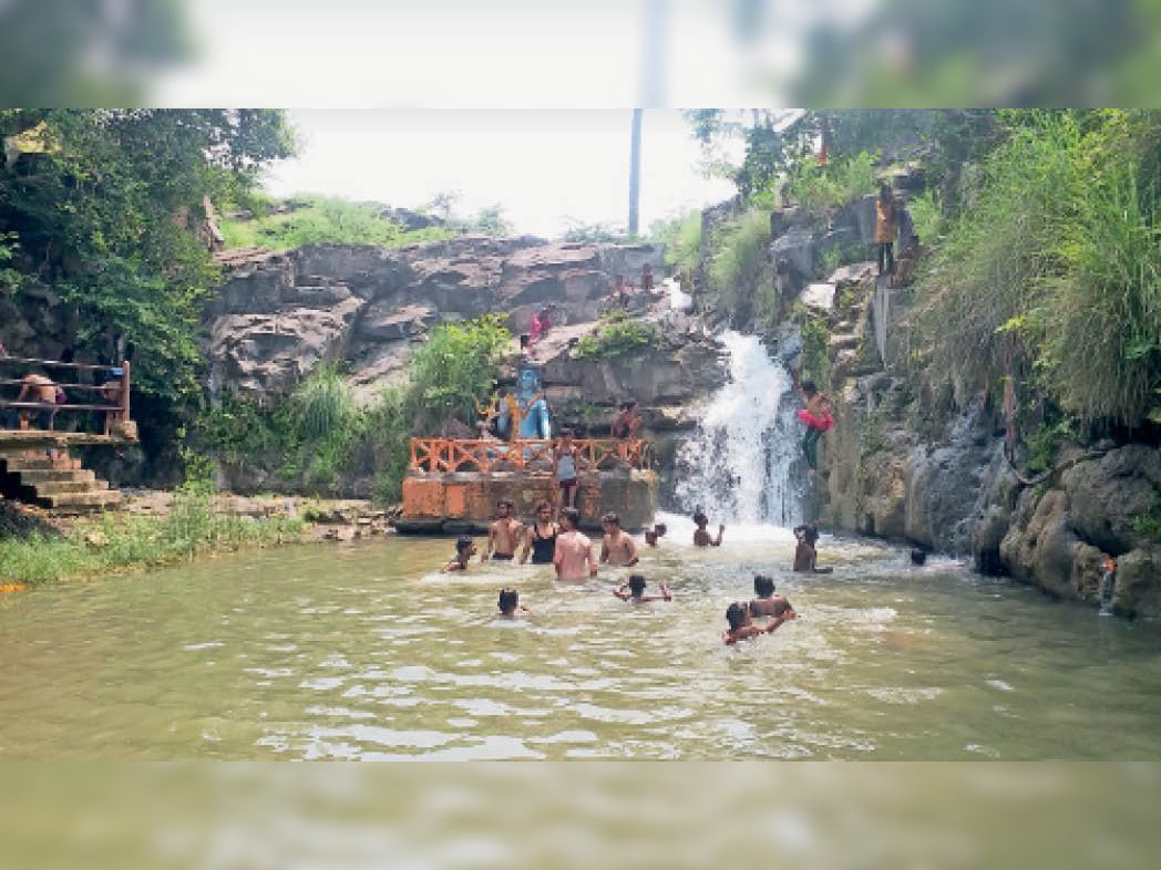 The waterfall of Bandhan is enjoying, the speed of flow also increased ...