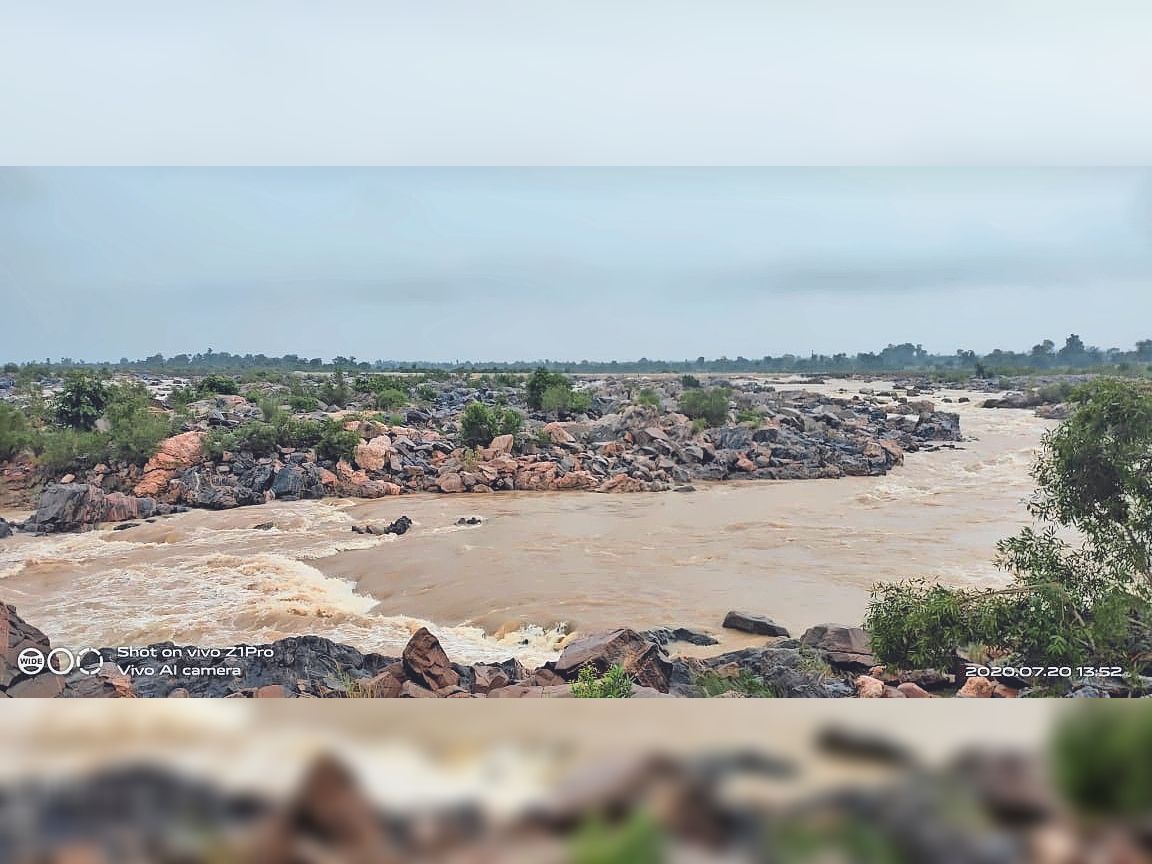 The water of the Rihand river falls in the narrow reservoir from here ...