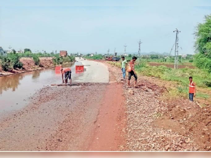 NH 52 near Talabgaon again submerged, damaged road always feared ...
