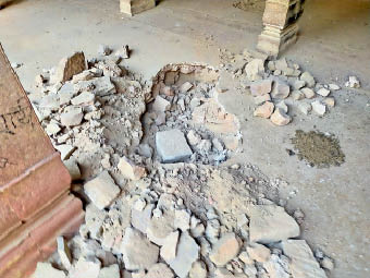 In the greed of treasure, crooks are digging the Vijay temple fort of ...