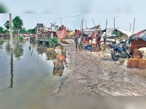 Gosi-Amnaur road breaks 60 feet in Tej Dhar, water on Madhaura-Chapra road