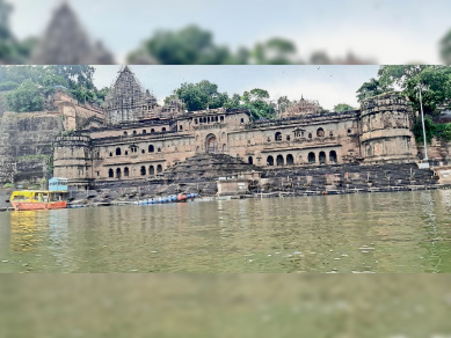 पर्यटकों की चहलपहल रही, किले का गेट बंद | Tourists were in a bustle ...