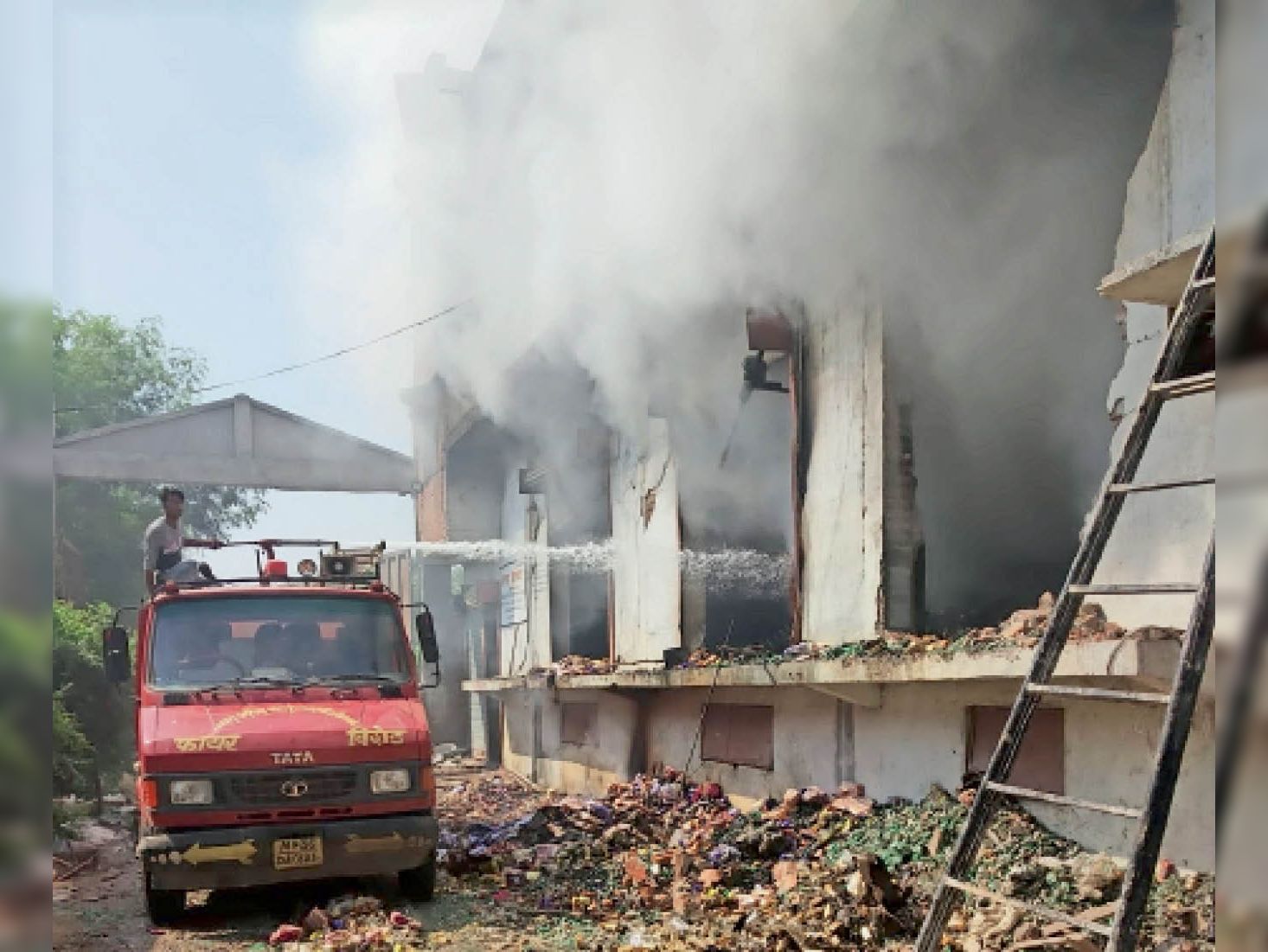 Fire in food product factory at 2 pm | आगजनी: फूड प्रोडक्ट फैक्टरी में ...