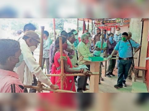 Put up barricades in the bank premises, crowds of customers are ...