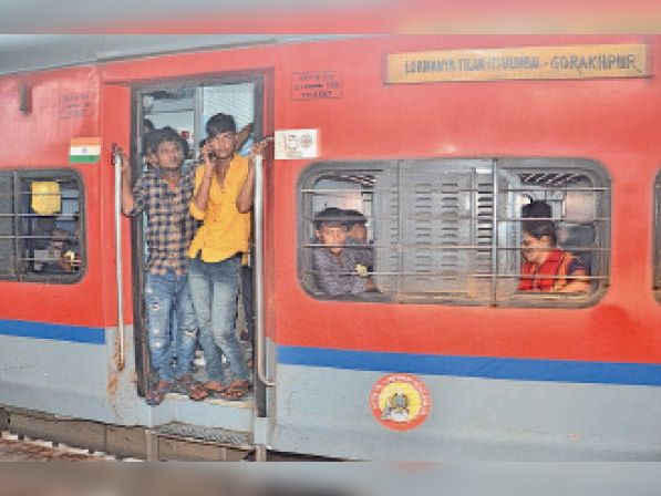 Crowd in trains going from Bihar to Mumbai traveling at the gate in ...