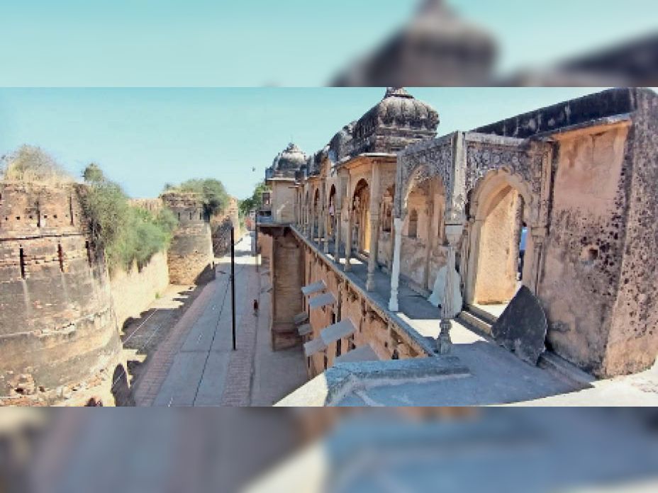 Budget is over, renovation of Gohad Fort stopped for two years ...