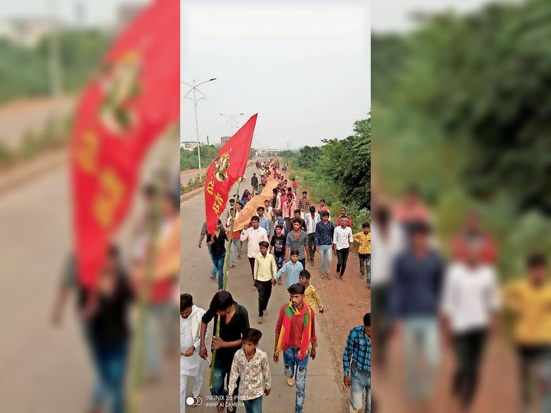 Chunri Yatra ... 14 hours to cover 55 km | चुनरी यात्रा: चुनरी यात्रा ...