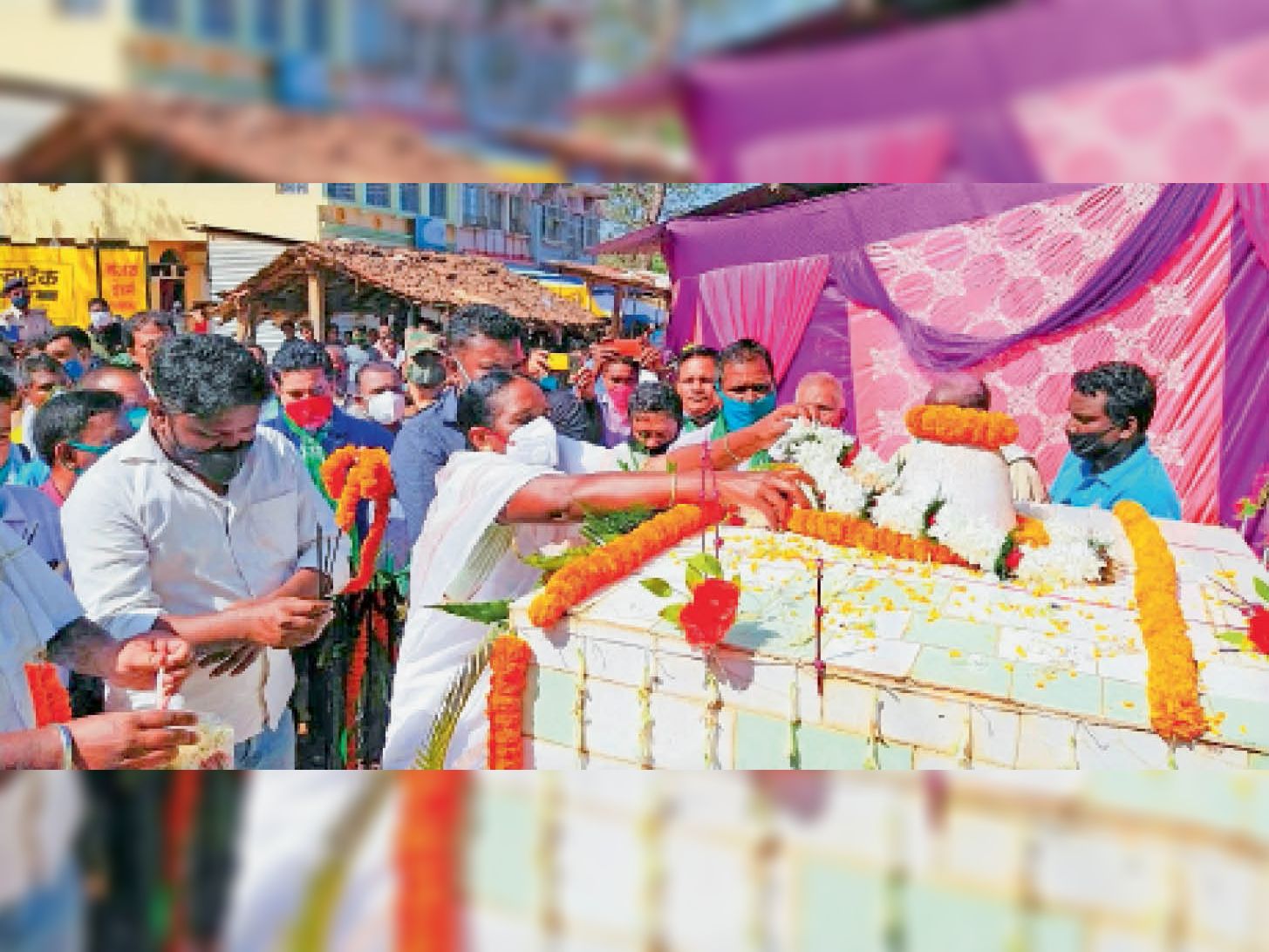 Tribute paid to Devendra Manjhi, the leader of the Jal-Jungle movement ...