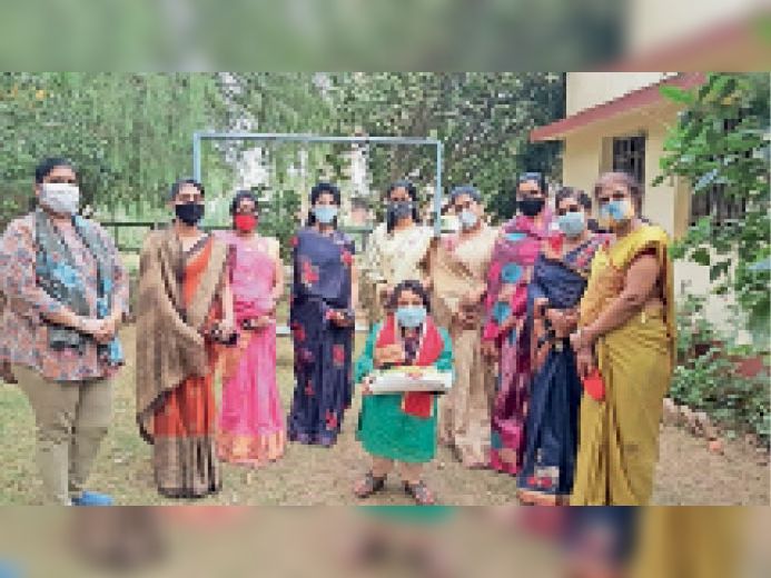 The women of the Vaishya Samaj met the CMO and saluted her