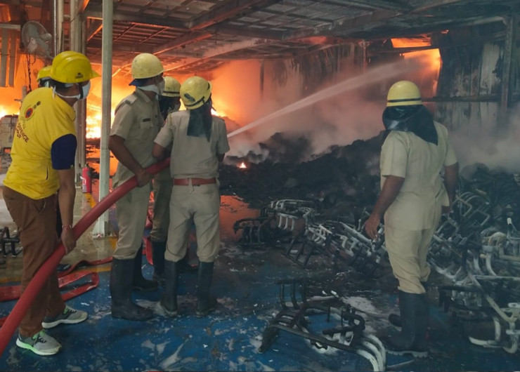 A massive fire broke out in Essar Company's factory, 10 fire brigade ...