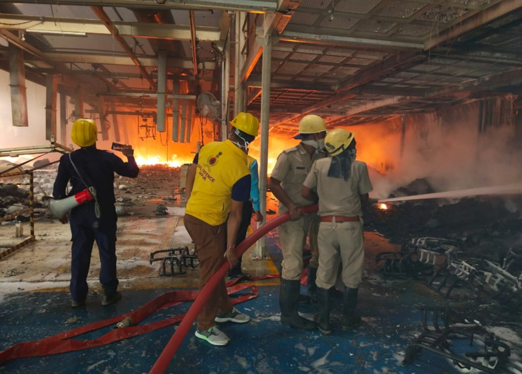 A massive fire broke out in Essar Company's factory, 10 fire brigade ...