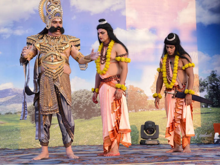 Film stars adorned Ramlila today; 55 feet of effigy of Ravana was burnt ...