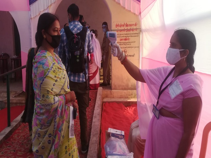 Bihar assembly election 2020 women voters waiting on booths voters in ...
