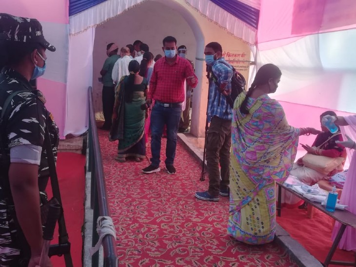 Bihar assembly election 2020 women voters waiting on booths voters in ...