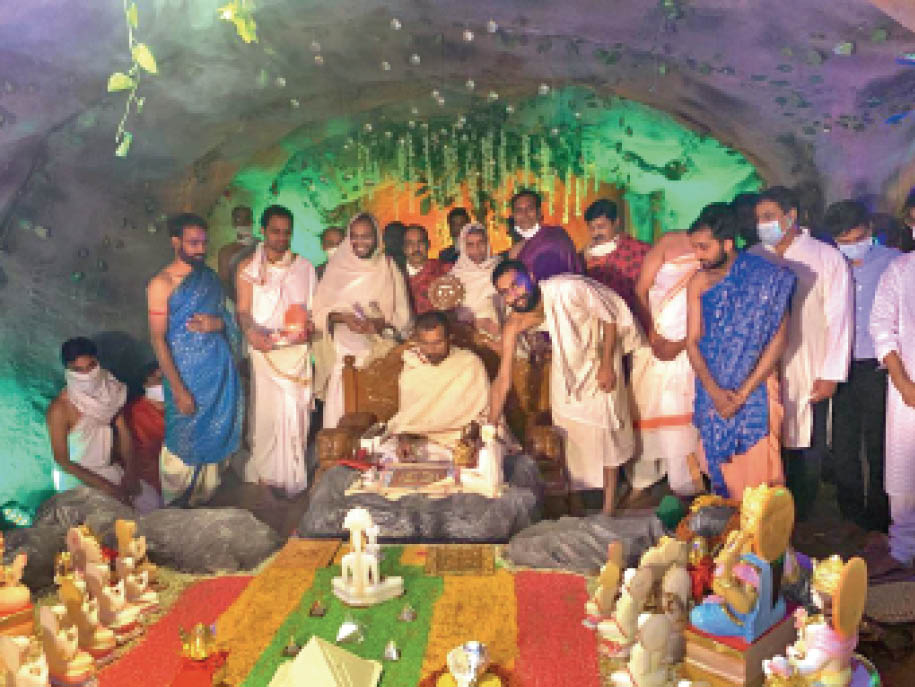 Shwetambar Jain saint enters cave for 16 days to practice meditation