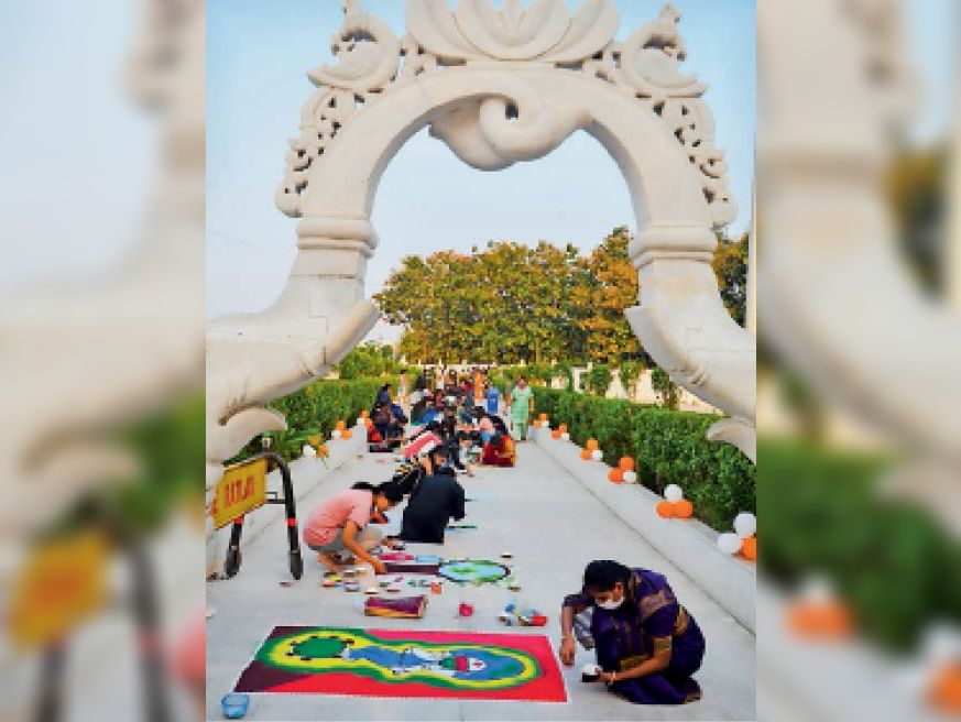 Young women make Rangoli, Corona is football, doctor is a player ...