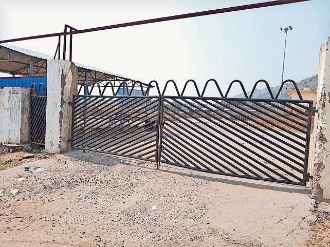 The third gate of Mandi did not open because the road of the colony is ...