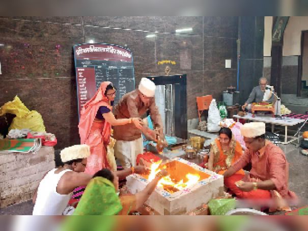 Rudra Swami and Navchandi Havan, before Mahalakshmi Pujan, prayed for ...