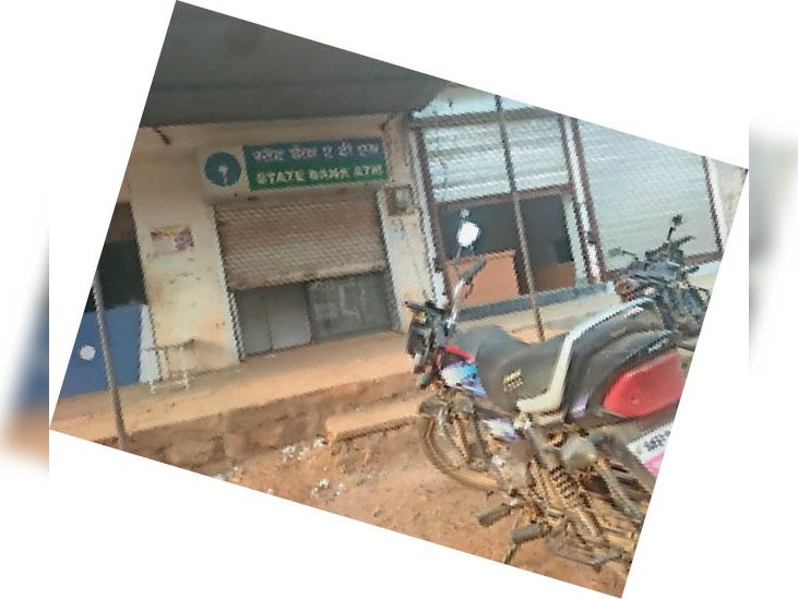 No security guards at ATM booth, shutters fall in the evening ...