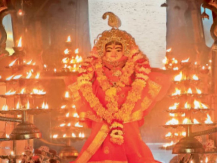 Brilliant picture from the lamp of Narmada Temple of Sethani Ghat on ...