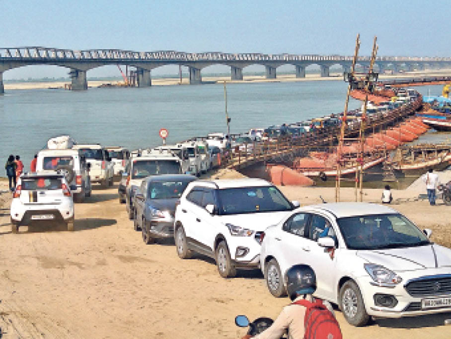 Pipa bridge on, vehicles reduced on bridge | जाम से राहत: पीपा पुल चालू ...