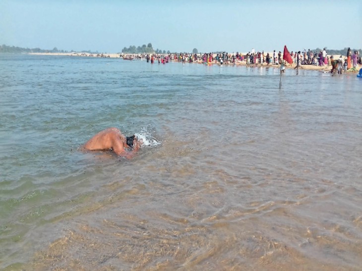 Hundreds of devotees took bath even after the fair was not held in ...