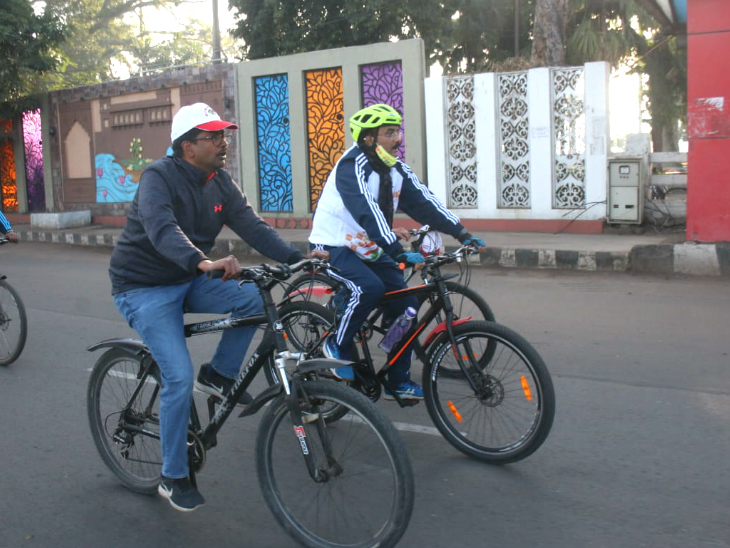 Hundreds of bicycle riders came out to convey the message in the 'Fit ...