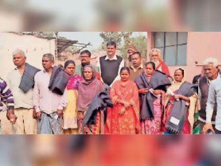 ZP vice-president Rajkumar Singh distributed blankets | सेवा कार्य: जिप ...