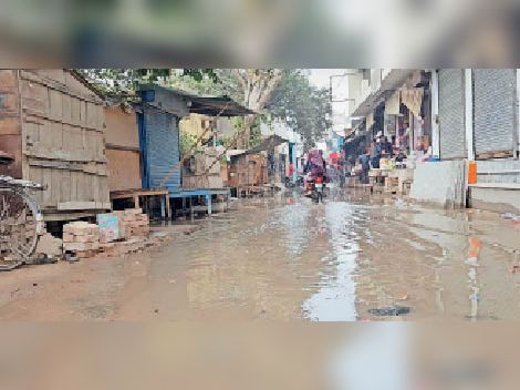Sewer leakage in Ramgarh, shops closed due to flooding in the market