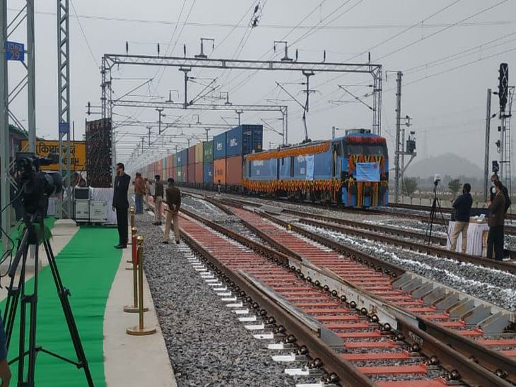 Double-decker train ran at 100 kmph on DFC trek | अजमेर को रेलवे की ...