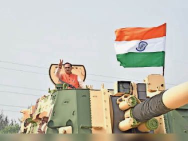 91st K-9 Vajra Tank made in Hazira dedicated to Army, CM Vijay Rupani ...
