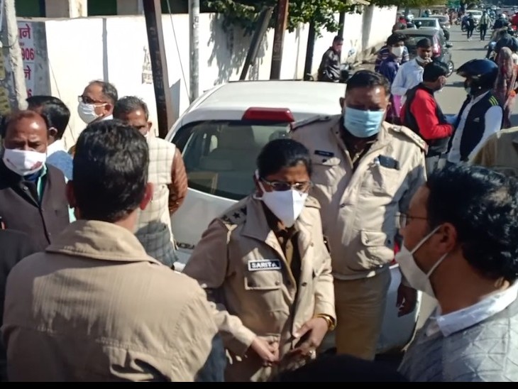 Police raid on booksellers in the city, action under Copy Right Act ...