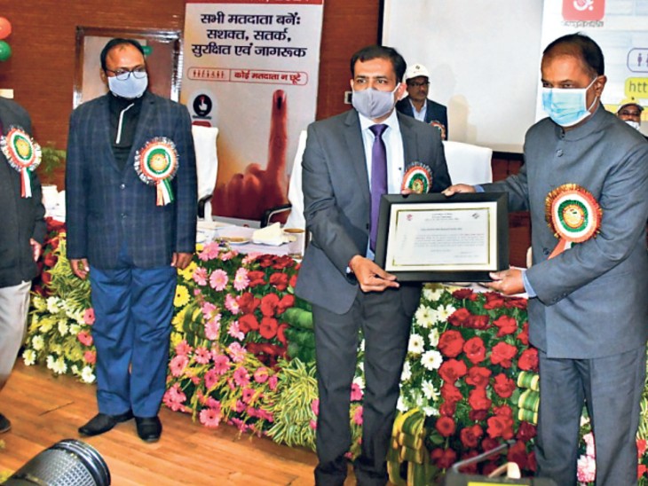 Patna Divisional Commissioner and then DM of seven districts honored ...