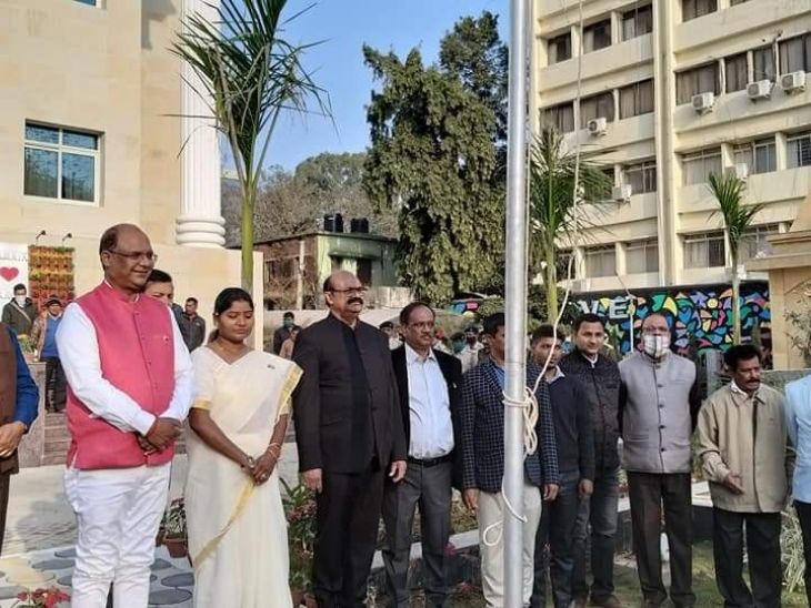 Repulic day ranchi; see in picture Mayor Asha Lakra unfurls the ...