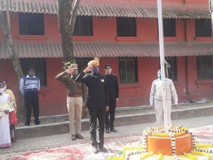Repulic day ranchi; see in picture Mayor Asha Lakra unfurls the ...