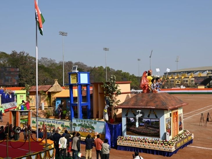 Repulic day ranchi; see in picture Mayor Asha Lakra unfurls the ...