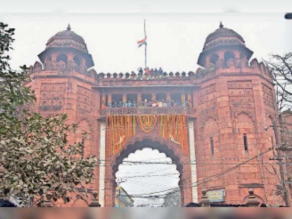 Kapileshwar Singh, a descendant of Darbhanga Maharaja, hoisted the flag ...