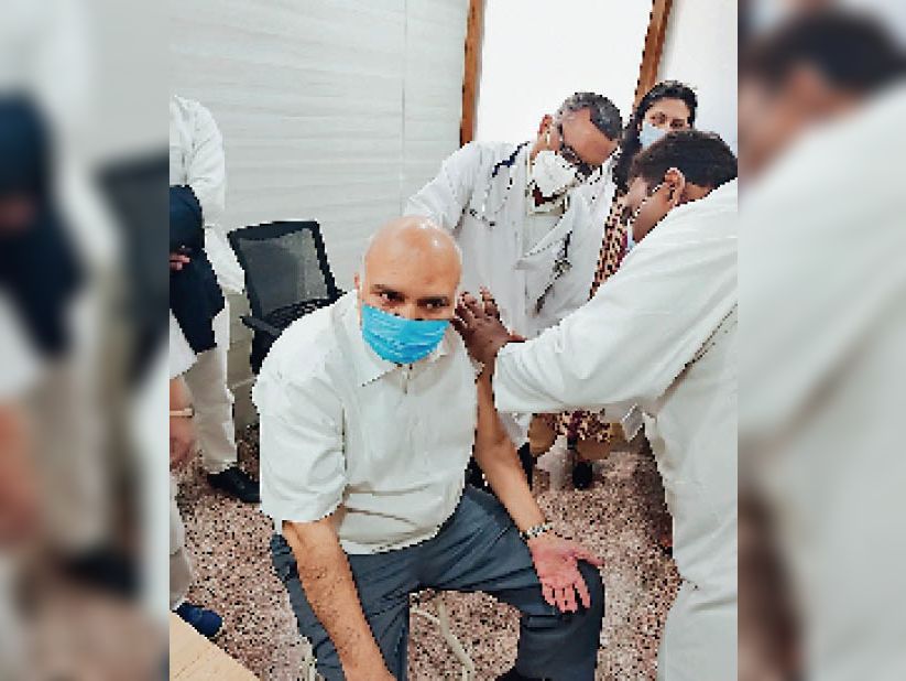 Railway Board Chairman Sunit Sharma took first dose of Corona vaccine ...