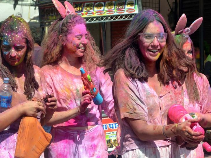 Celebrate the festival of colors with simplicity; The ride of Emperor ...